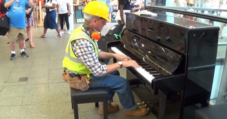Passersby Freeze As Undercover Pianist Plays Impressive Solo On Piano ...